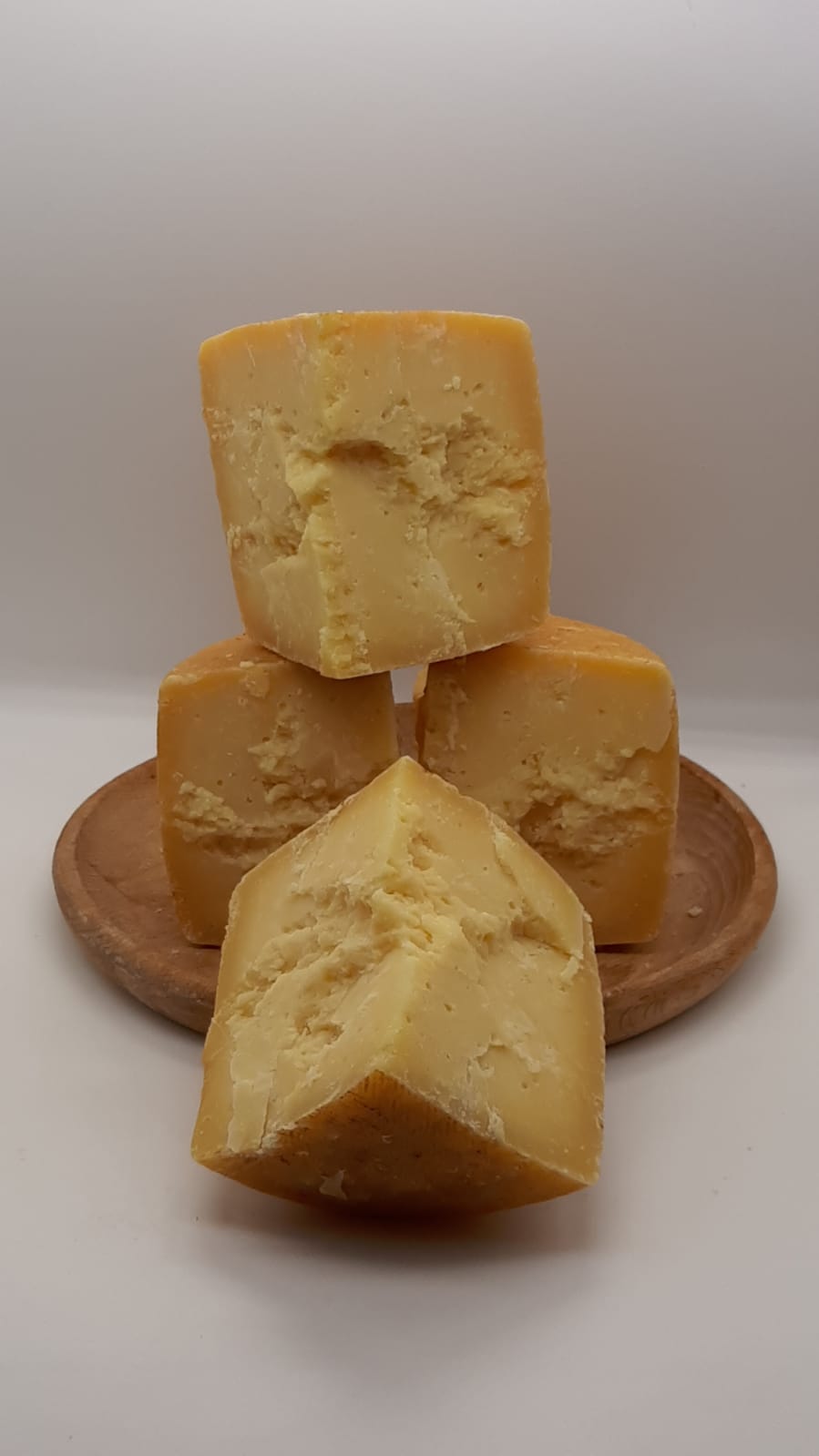 Formaggio Montagnolo – La Cantina di Rosati Elisena a Cascia - Prodotti ...